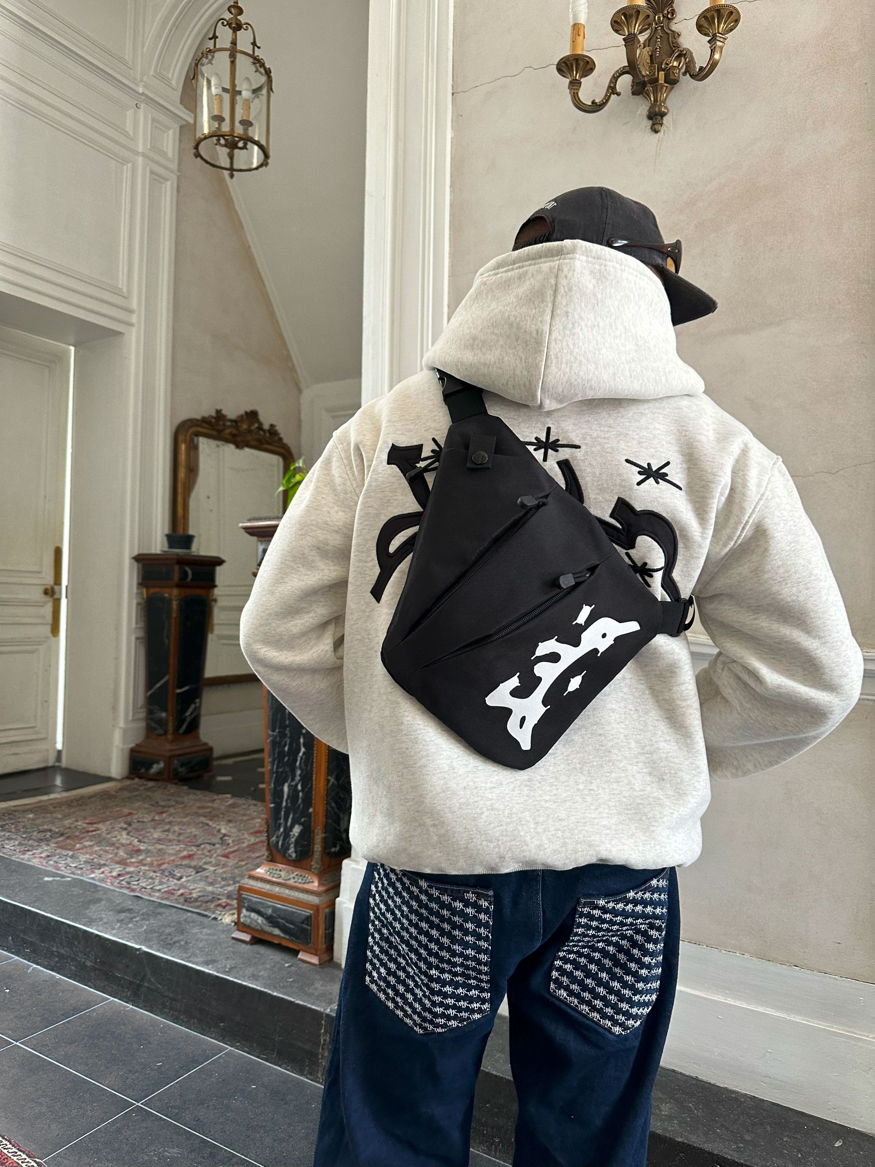 BLACK SHOULDER BAG – DIVINBYDIVIN